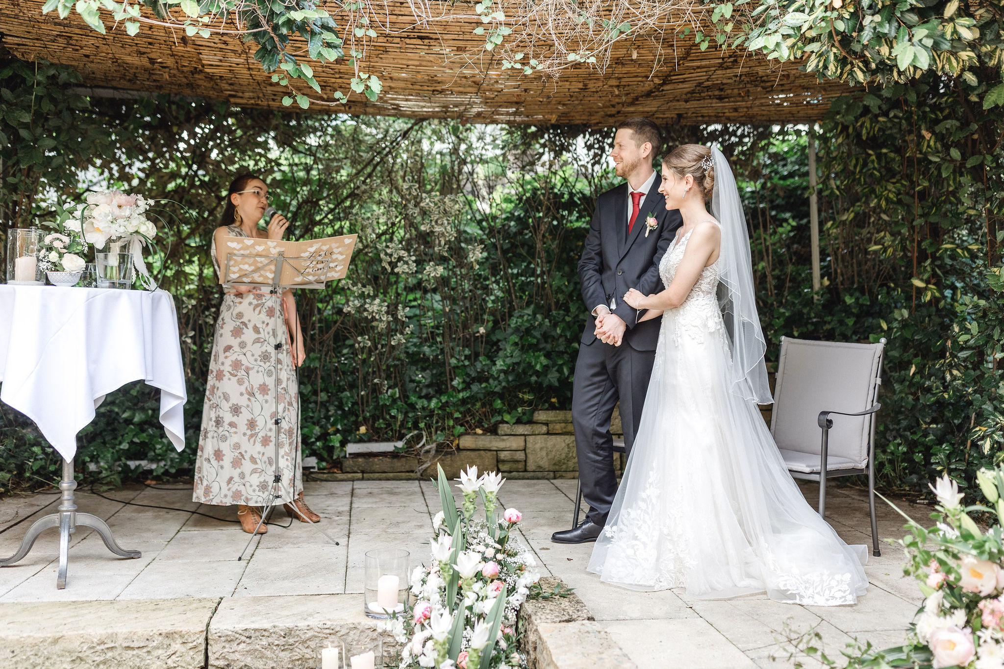 Referenz von Kim & Barney für ihre:n Trauredner:in | Strauß & Fliege