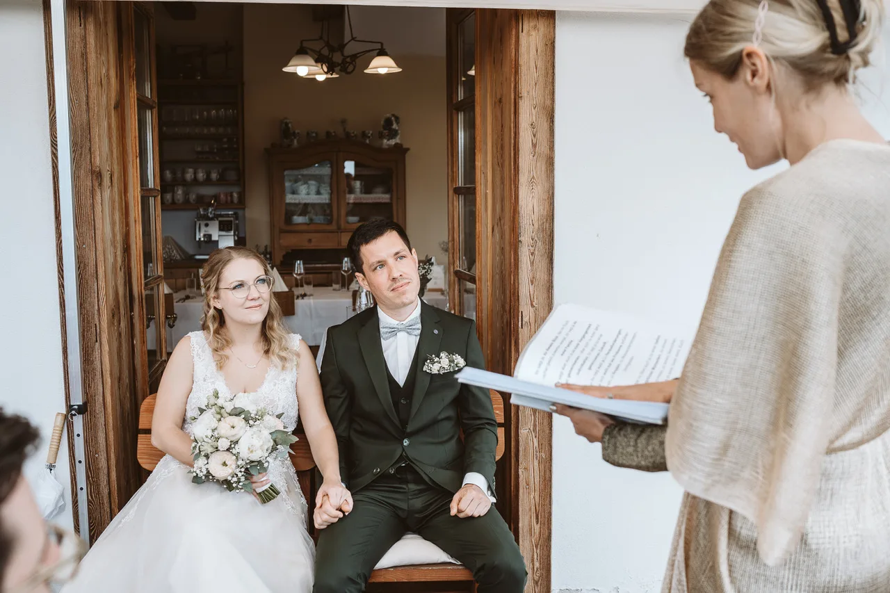 Referenz von Nora & Alex für ihre:n Trauredner:in | Strauß & Fliege